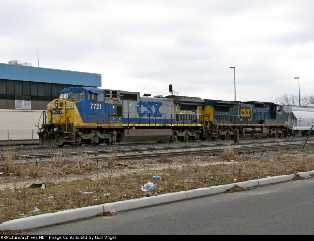 CSX 7721 and 7904